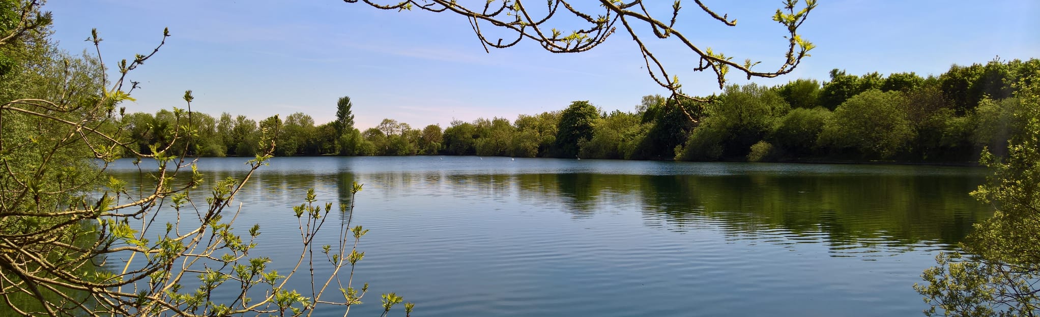 Neigh Bridge Lake and Poole Keynes Circular, Gloucestershire, England ...