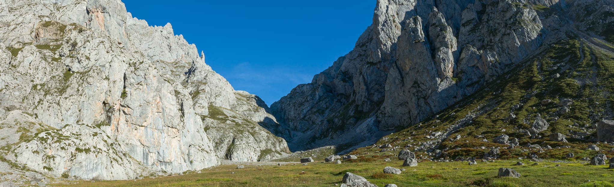 Cordiñanes de Valdeón - Collado Jermoso - Lago Bajero, León, Spain - 3 ...