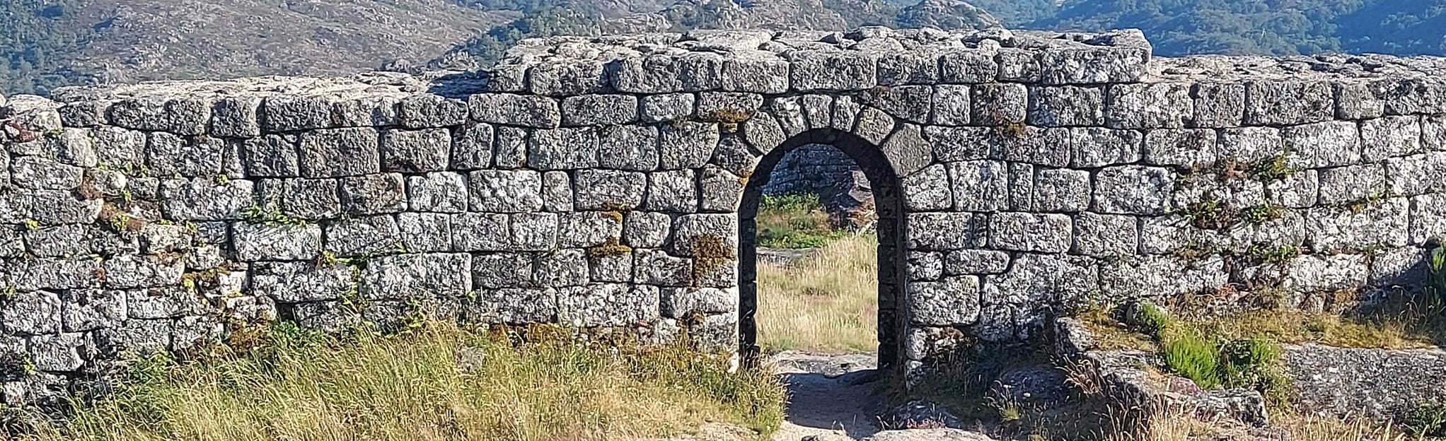 Trilho do Castelo de Castro Laboreiro - Viana do Castelo, Portugal ...