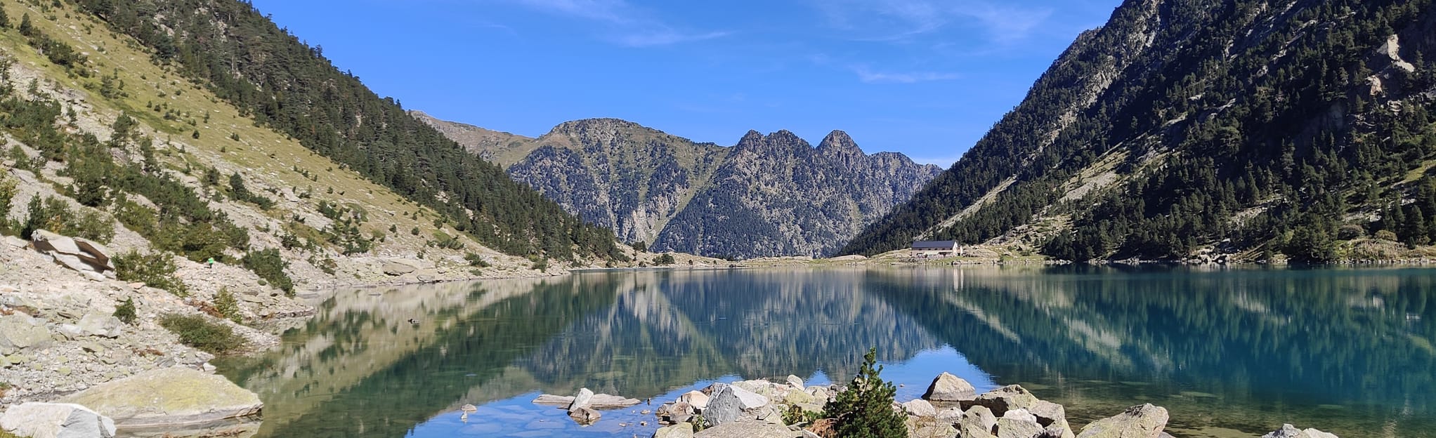 O Lac de Gaube através da Pont d'Espagne - Hautes-Pyrénées, France ...